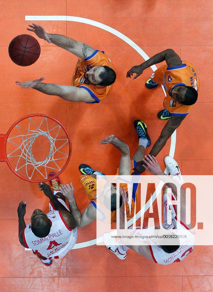 Kampf unterm Korb (von oben nach unten): Djordje Pantelic, Marcus ...