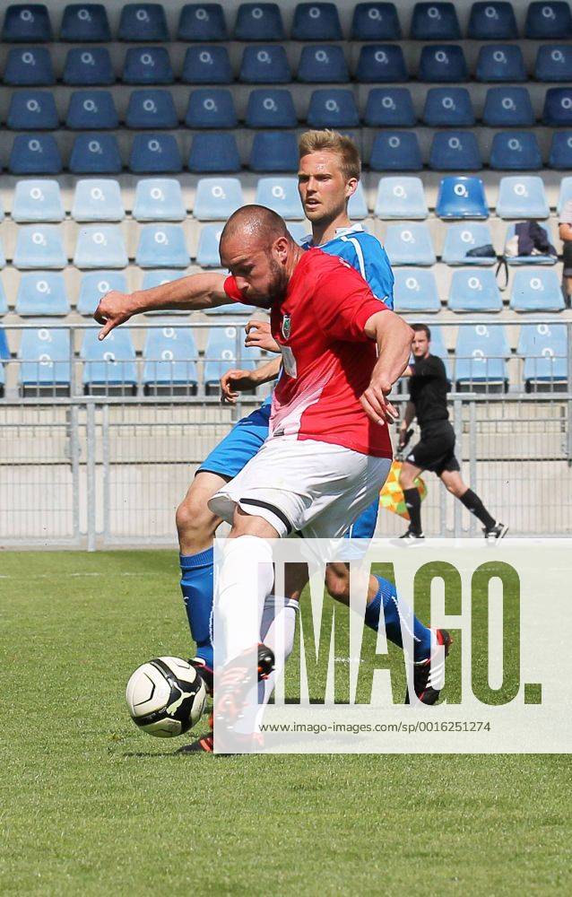 Lucas Oppermann im Zweikampf mit Pelle Jensen, erzielt das 1:0. 1899 ...