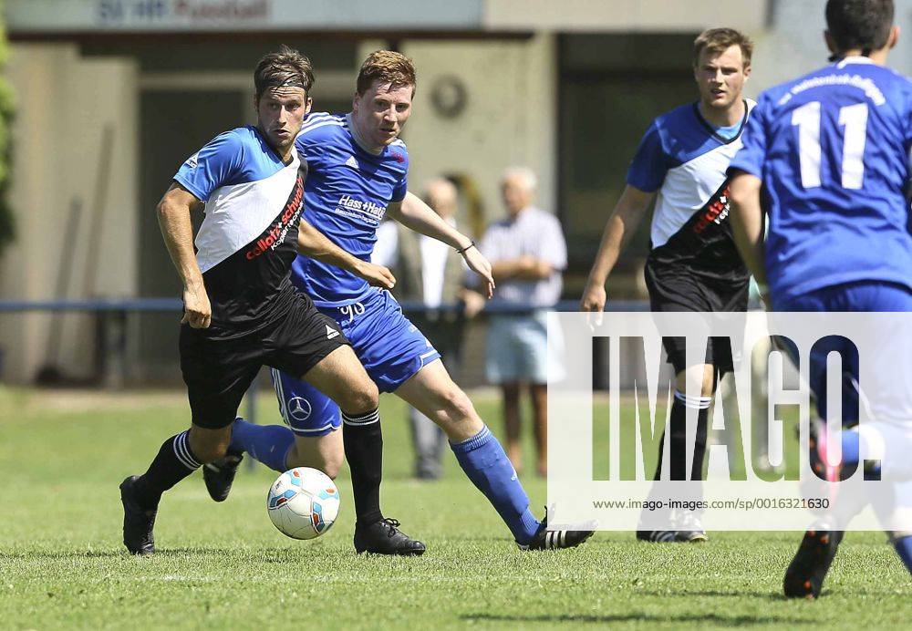 Jan Lauer gegen Philipp Erdmann ( rechts , Halstenbek ) Fussball ...