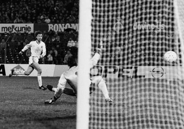 UEFA-CUP 87 88: Feyenoord Rotterdam - Bayer 04 Leverkusen 2:2 25.11.87 ...