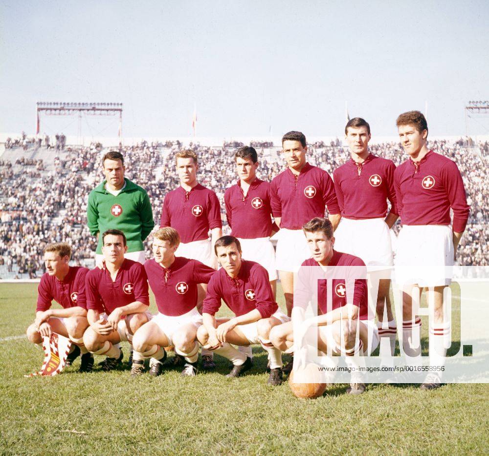 Mannschaftsfoto Schweiz, hi.v.li.: Torwart Karl -Charly- Elsener, x ...