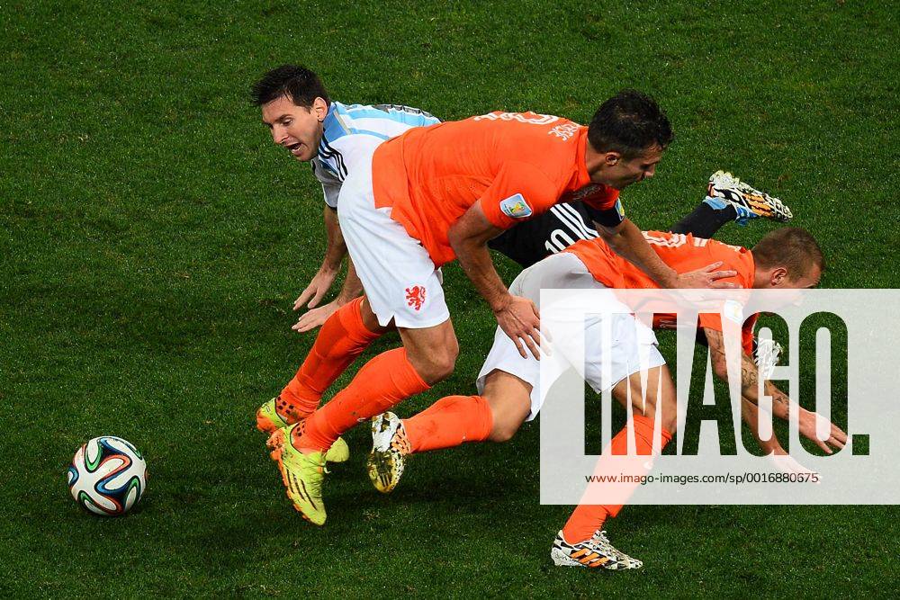14JDI_HOL_ARG_MESSI Lionel Messi, Robin van Persie during the ...