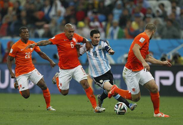 Lionel Messi, Nigel De Yong. Sao Paulo, Brasilien - FIFA Fussball WM ...