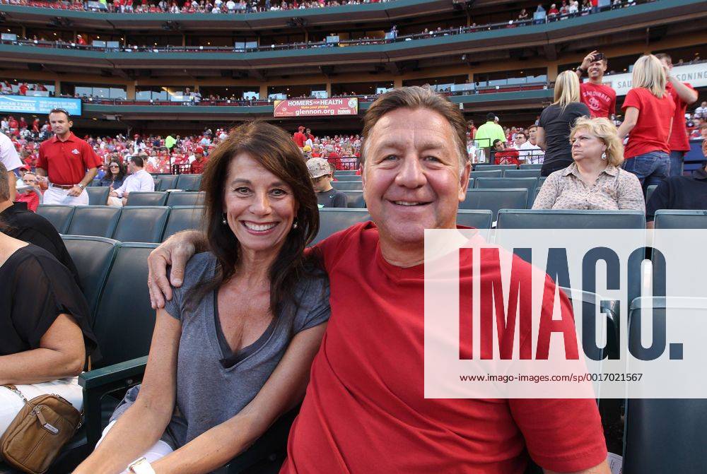 Former St. Louis Blues player and Hockey Hall of Fame member Bernie ...