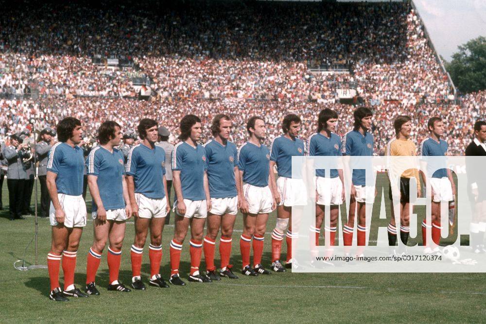 WM 1974, Mannschaftsfoto Jugoslawien, v. li.: Danilo Popivoda, Jovan ...