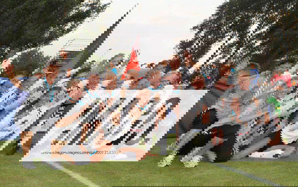 Weltmeisterlicher Jubel v.li. Co-Trainerin Sabine Carle ...