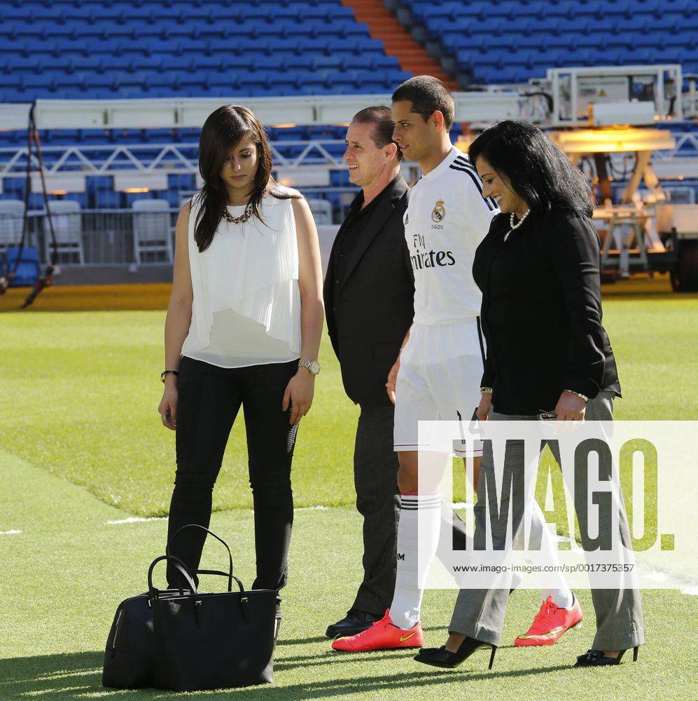 MADRID, Presentation Javier Hernandez, with father Javier, mother ...