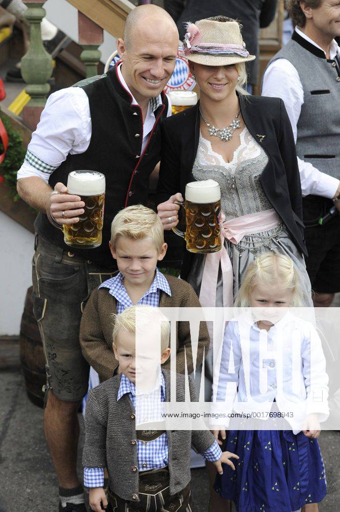 Arjen ROBBEN mit Familie, Ehefrau Bernadien und den Kindern Luka, Kai ...