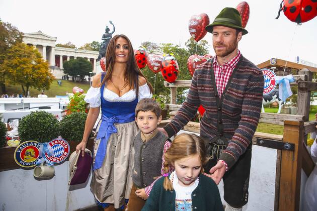 Nagore Aramburu , Ehefrau von Xabi Alonso mit Tochter Ane und Sohn ...