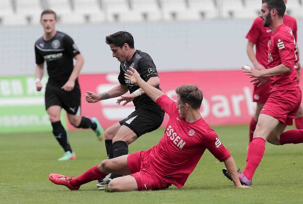 Daniel Grebe im Zweikampf mit Robin Hömig