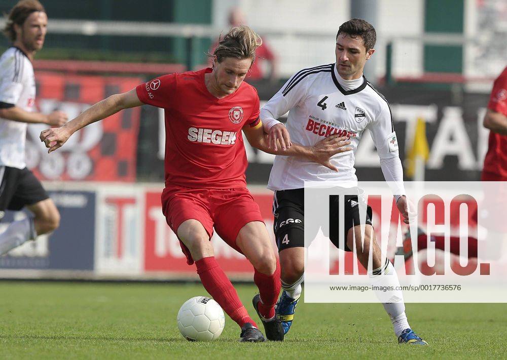 Markus Hayer (Sportfreunde Siegen, links) im Zweikampf mit Daniel Mikic ...