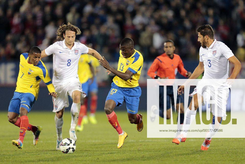 October 10, 2014: United States Mix Diskerud (8) tries to split Ecuador ...