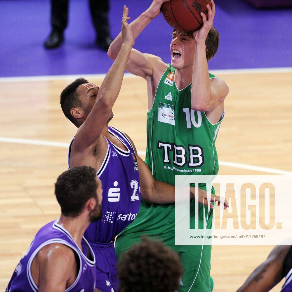 Marko Lukovic (TBB Trier) (am Ball), Acha Njei (BG Göttingen) (L ...