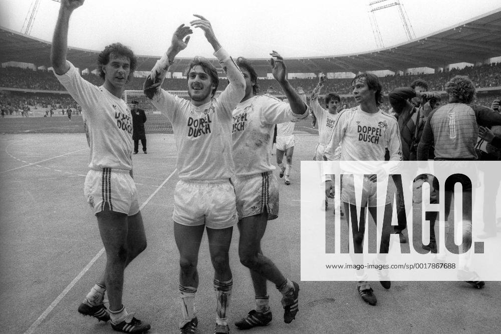 Schlussjubel 1. FC Köln, v.li.: Gerd Strack, Frank Hartmann, Stephan ...