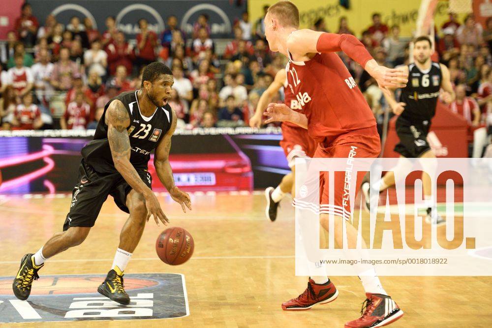 Michael Cuffee (WALTER Tigers Tuebingen), Robin Benzing (FC Bayern ...