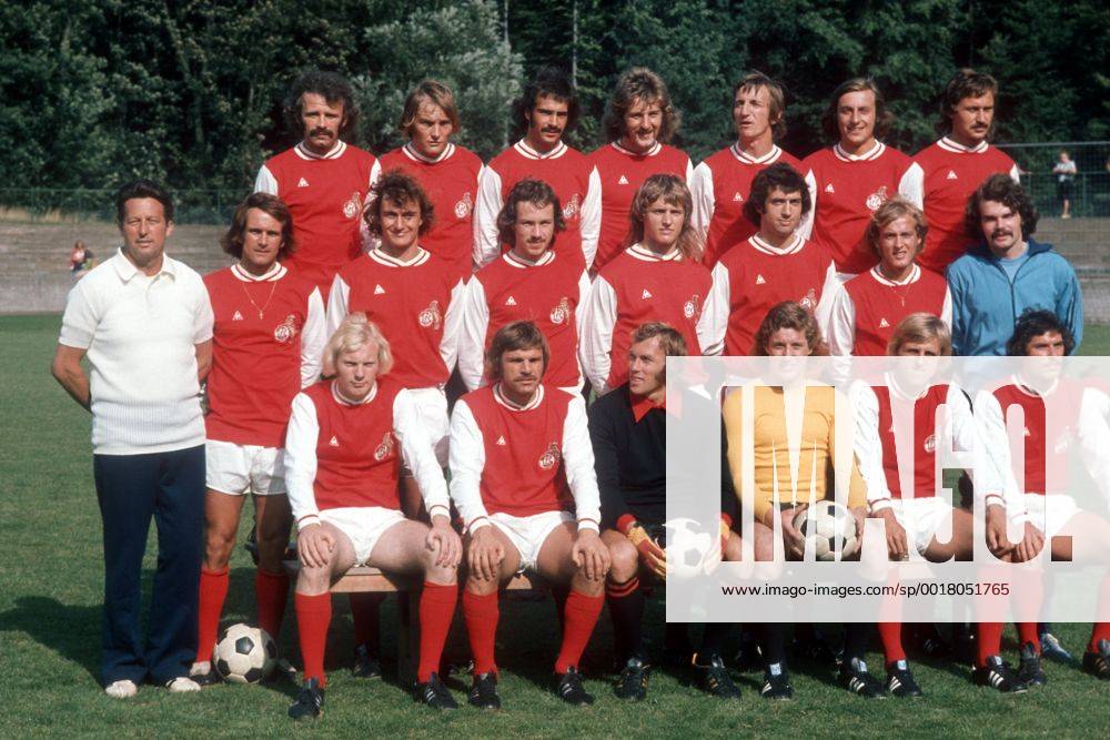 Mannschaftsfoto 1. FC Köln Saison 1973 74, hi.v.li.: Heinz Simmet ...
