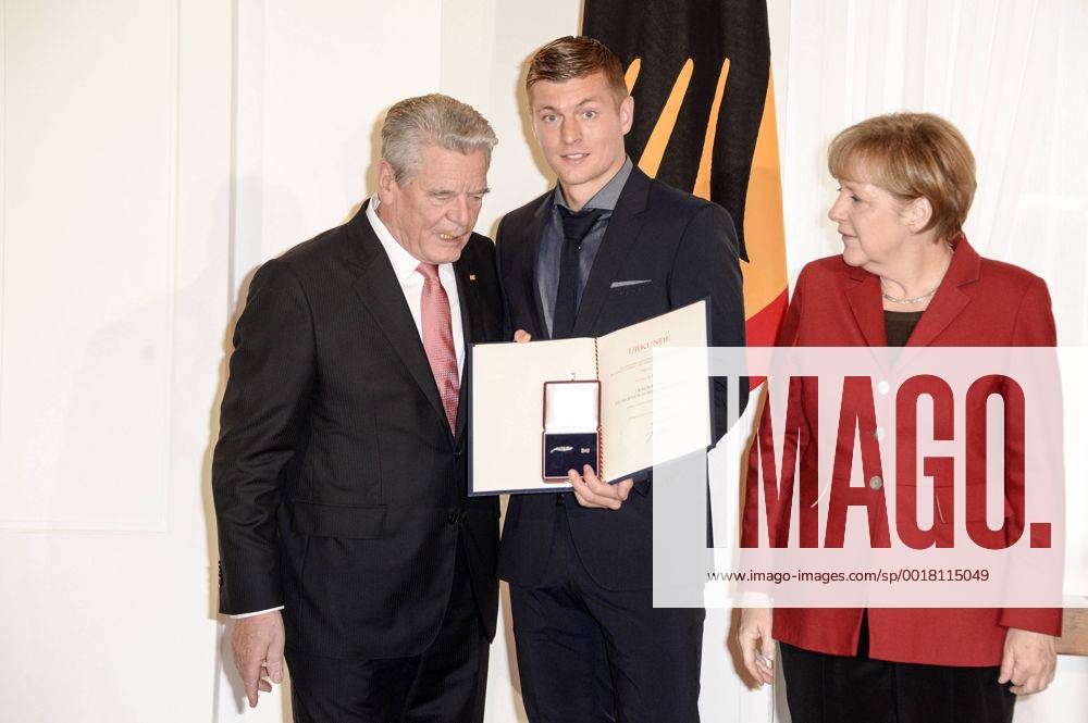 Bundespräsident Joachim Gauck, Toni Kroos und Bundeskanzlerin Angela ...