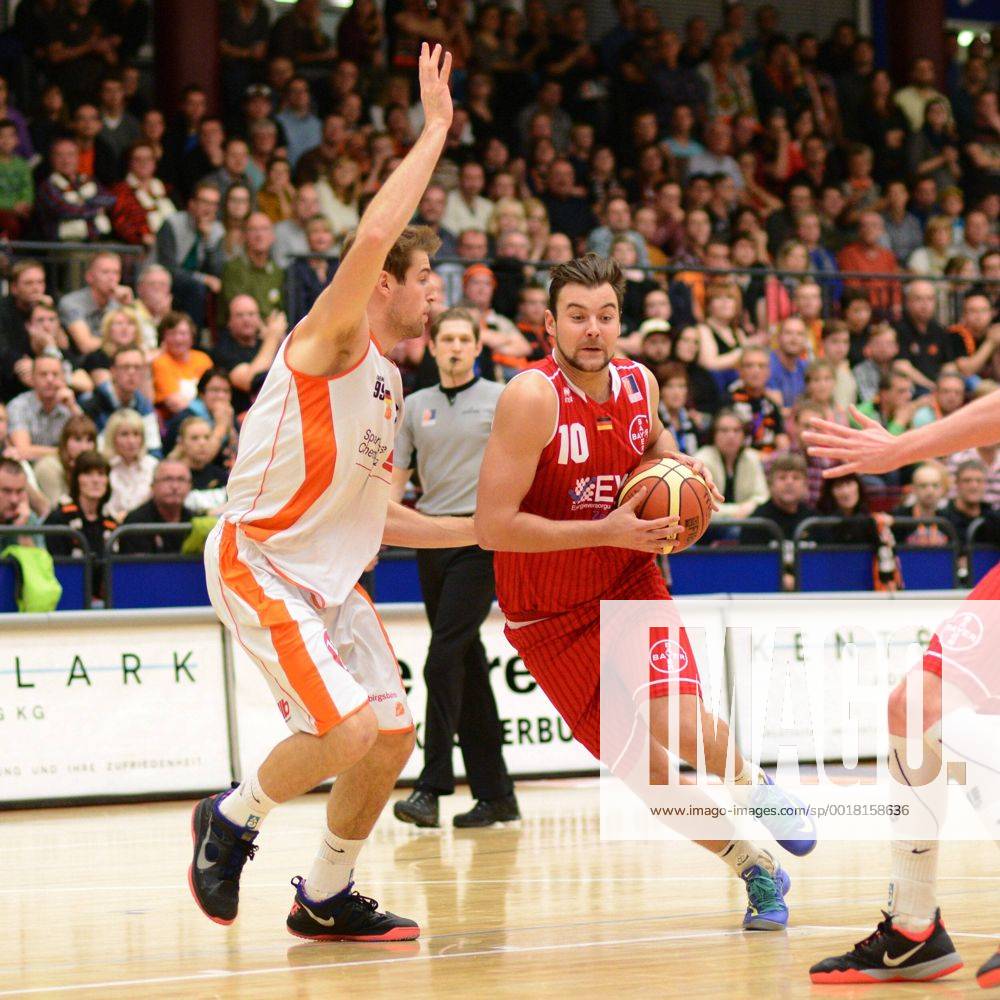 Olegas Legankovas (Bayer Giants Leverkusen) rechts gegen Alexander ...
