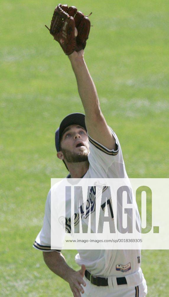 Aug. 24, 2008 - Milwaukee Brewers shortstop JJ Hardy snags a line drive ...