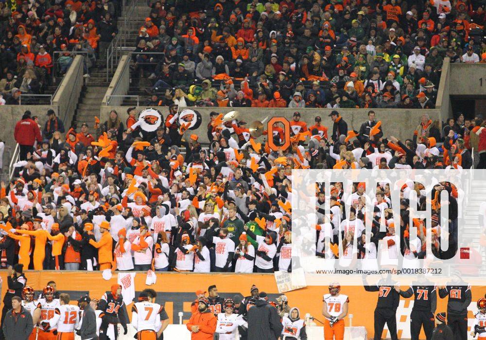 November 29, 2014: Fans of Oregon State turned out in the freezing cold ...
