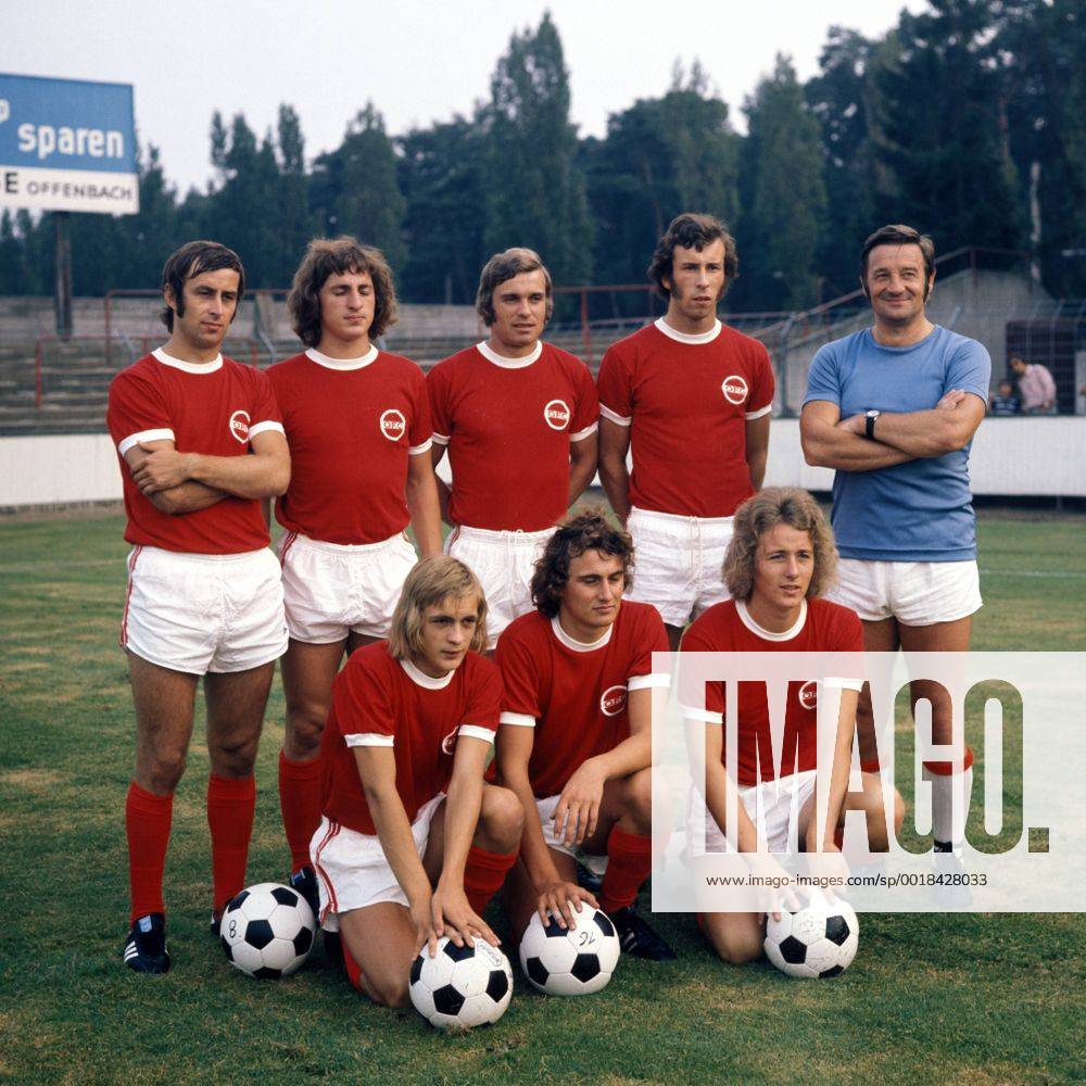Neuzugänge bei Kickers Offenbach zur Saison 1972 73, hi.v.li.: Josef ...