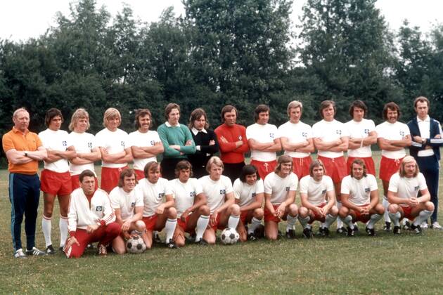 Kader Hamburger SV 1973 1974, hi.v.li.: Trainer Kuno Klötzer, Hans ...