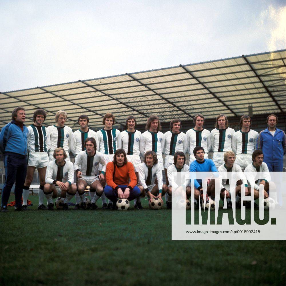 Kader SG Wattenscheid 09, hi.v.li.: Trainer Karl Heinz Feldkamp, Detlef ...