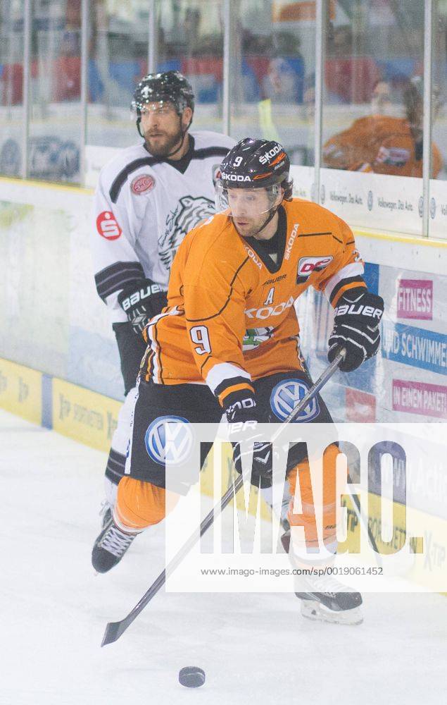 Jeff Likens ( 09 Grizzly Adams Wolfsburg) mit Puck Grizzly Adams ...