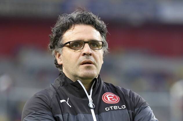 Trainer Taskin Aksoy (Fortuna Duesseldorf) schaut auf die Uhr Fortuna ...