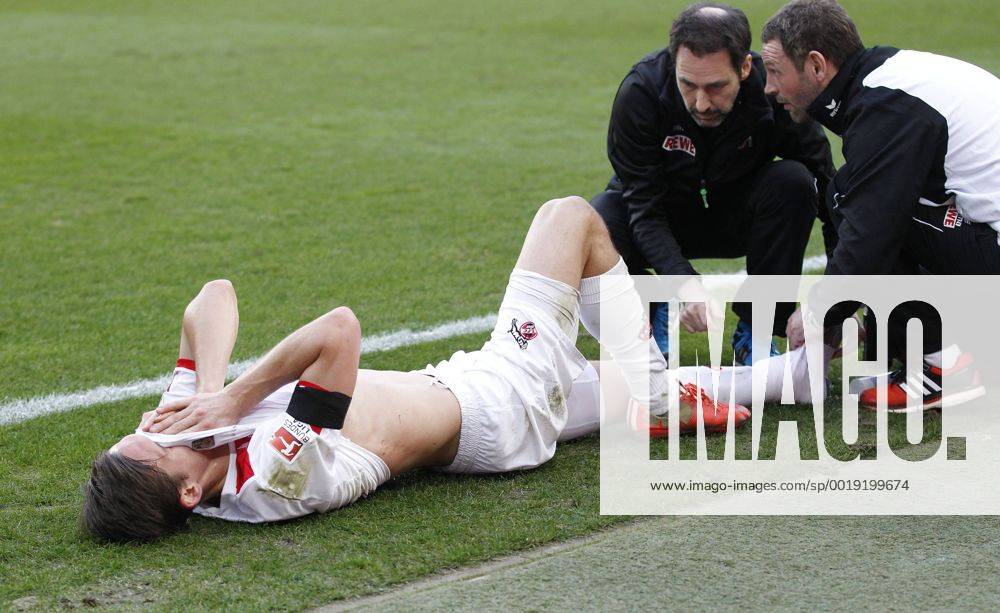 RheinEnergieStadion, 08.03.15: Kölns Pawel Olkowski liegt mit Schmerzen ...