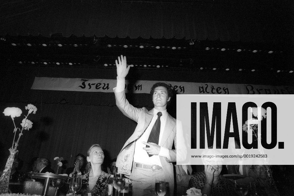 Franz Beckenbauer (BR Deutschland Cosmos New York) zwischen Freundin ...