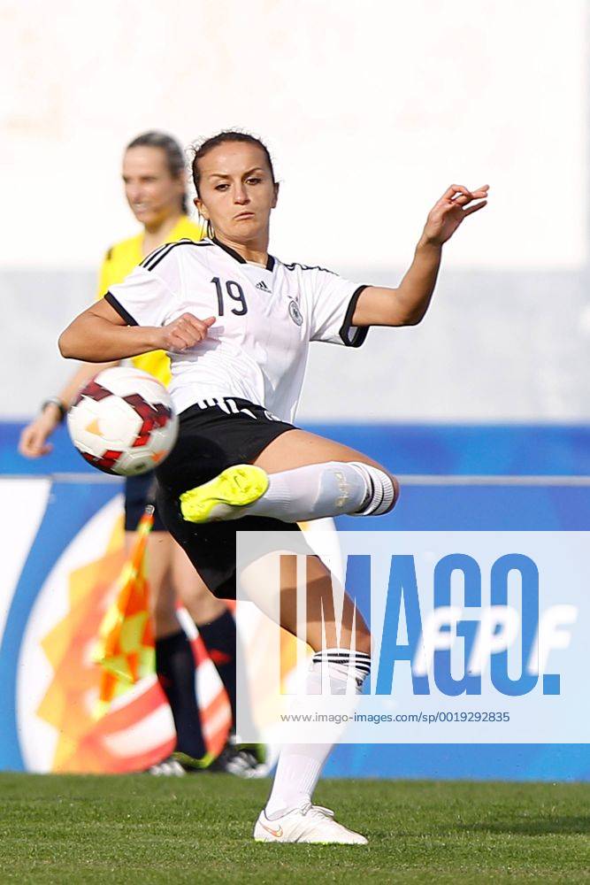 v.li.: Fatmire Alushi (Deutschland), Freisteller, Einzelbild, Aktion ...