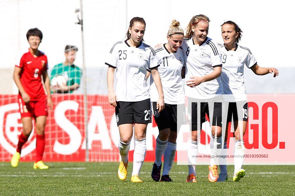 V.li.: Sara Däbritz, Anja Mittag, Lena Petermann, Fatmire Alushi mit ...