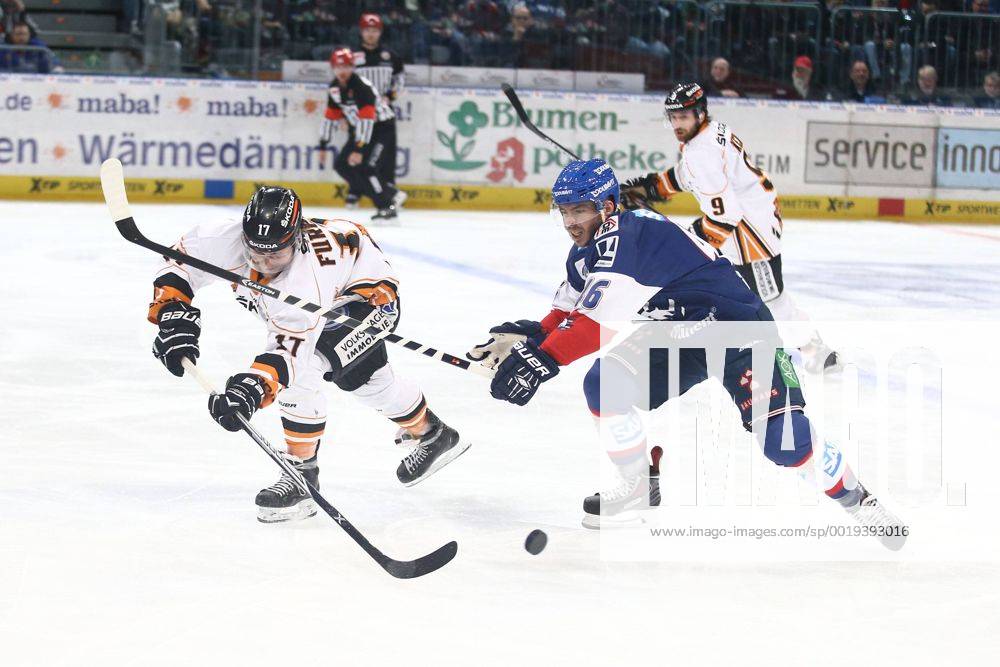 Tim Hambly (Grizzly Adams Wolfsburg) im Zweikampf mit Jon Rheault ...