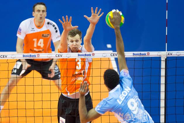 Wilfredo Leon Venero gegen den Block aus Paul Carroll und Tomas