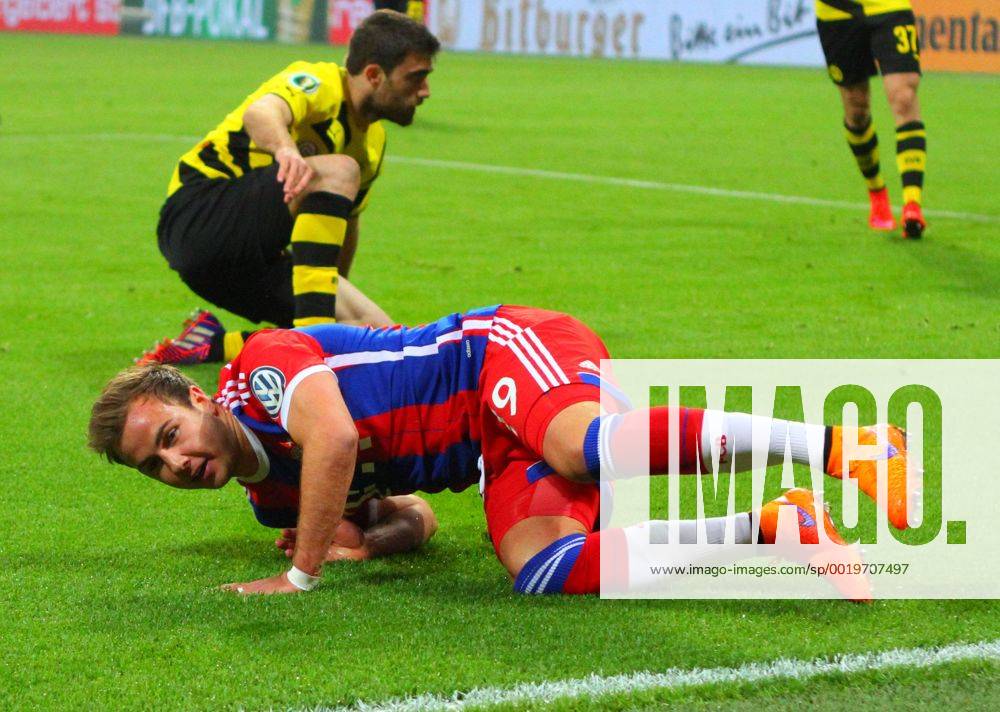 Mario Götze (am Boden) (FC Bayern) gegen Sokratis (Borussia Dortmund ...