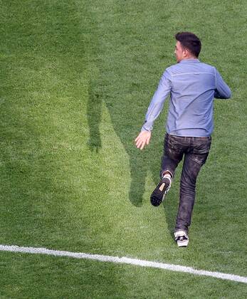 V.li.: ein Flitzer auf dem Platz, kurios , Fussball, DFB-Pokal der ...