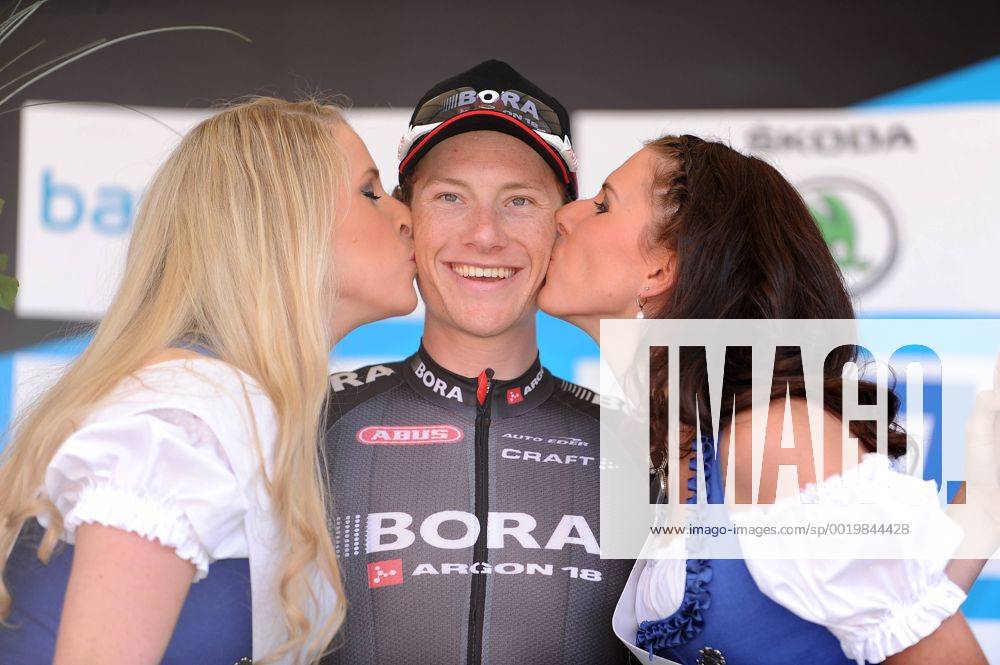 Sam BENNETT ( IRL Team BORA Argon 18 ) bekommt die Siegerkuesse der ...