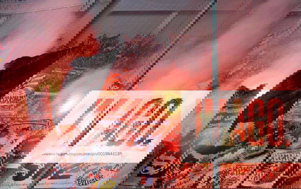 Pyro, Feuerwerk, Fackeln im Fan Block der Ultras des VFB Fussball --- 1 ...