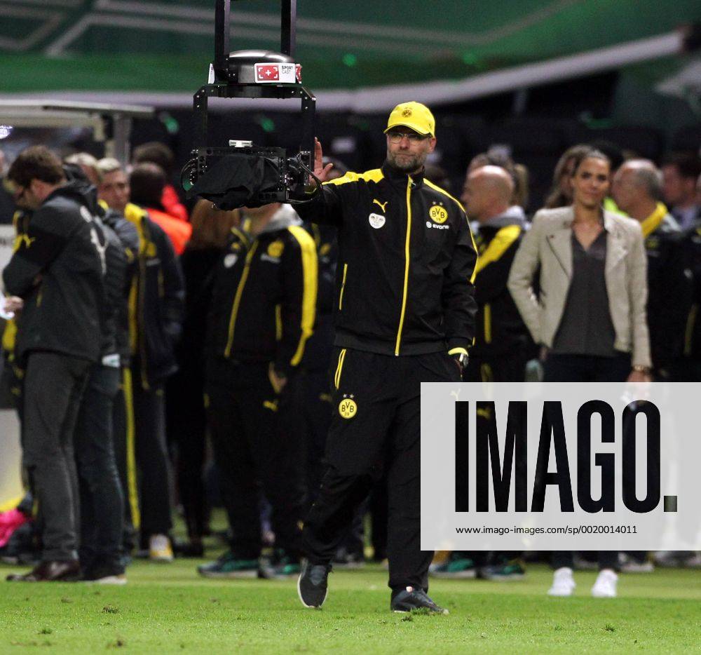 Trainer Jürgen Klopp und die Kamera Fußball Fussball DFB Pokal Finale ...
