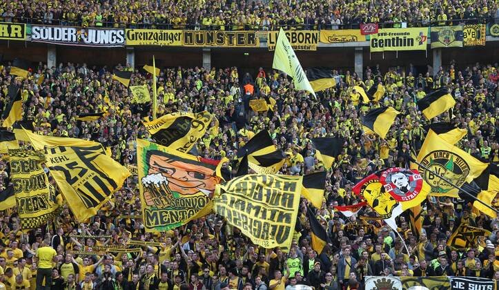 BVB Fanblock Fahnen Fankurve Fans Fußball Fussball DFB Pokal Finale ...
