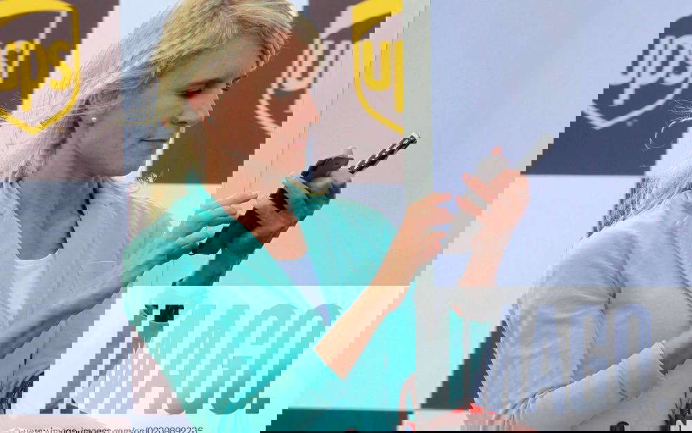 Sebastian Vettel bei UPS am Airport Köln Bonn Pressesprecherin Britta ...