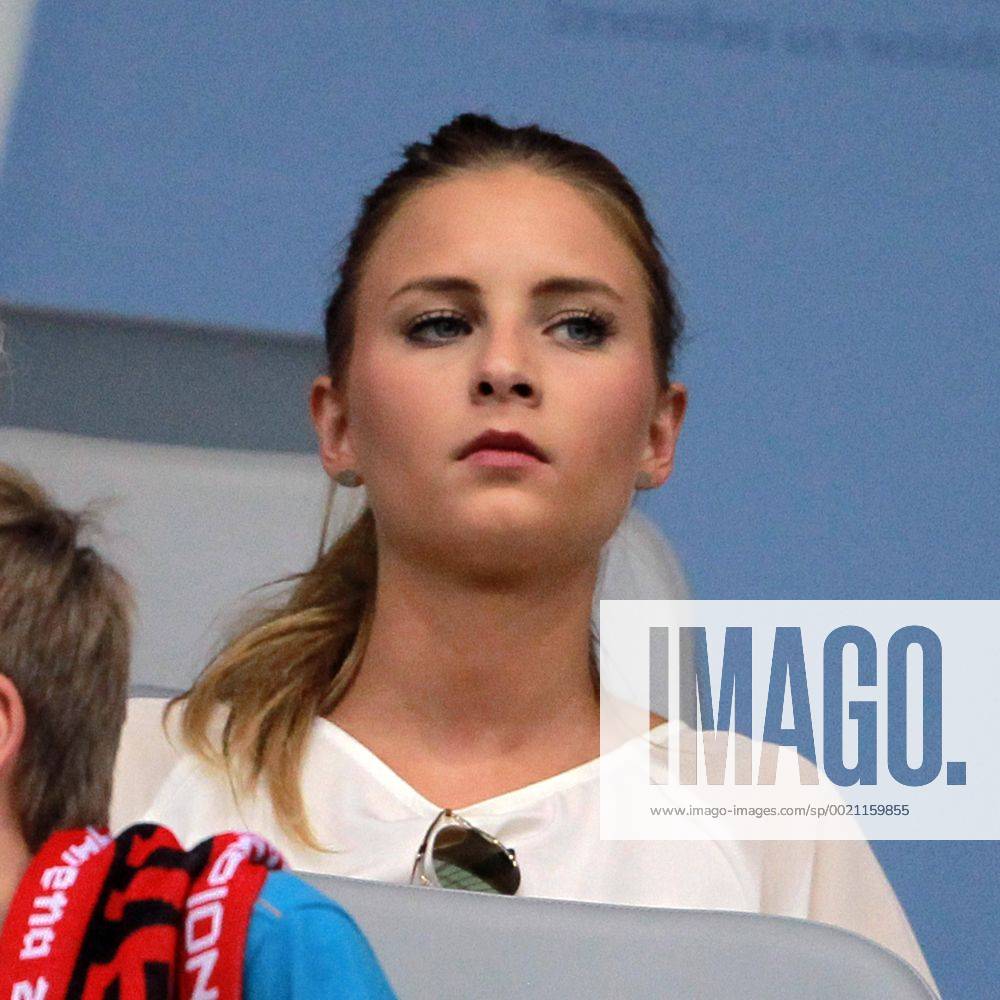Bayer 04 Leverkusen vs. Lazio Rom Spielerfrauen Gabriele (Freundin von ...