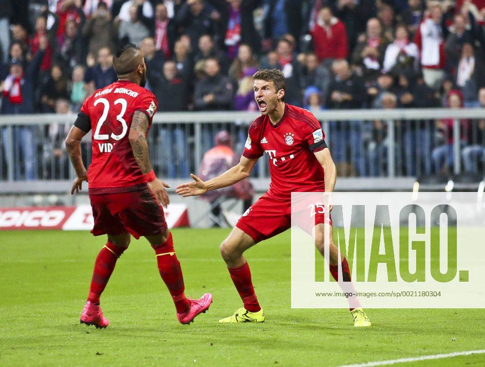 Torjubel, Thomas MUELLER, MÜLLER, FCB 25 Jubel , Douglas COSTA, FCB 11 , nach dem Tor zum 1-1 (von