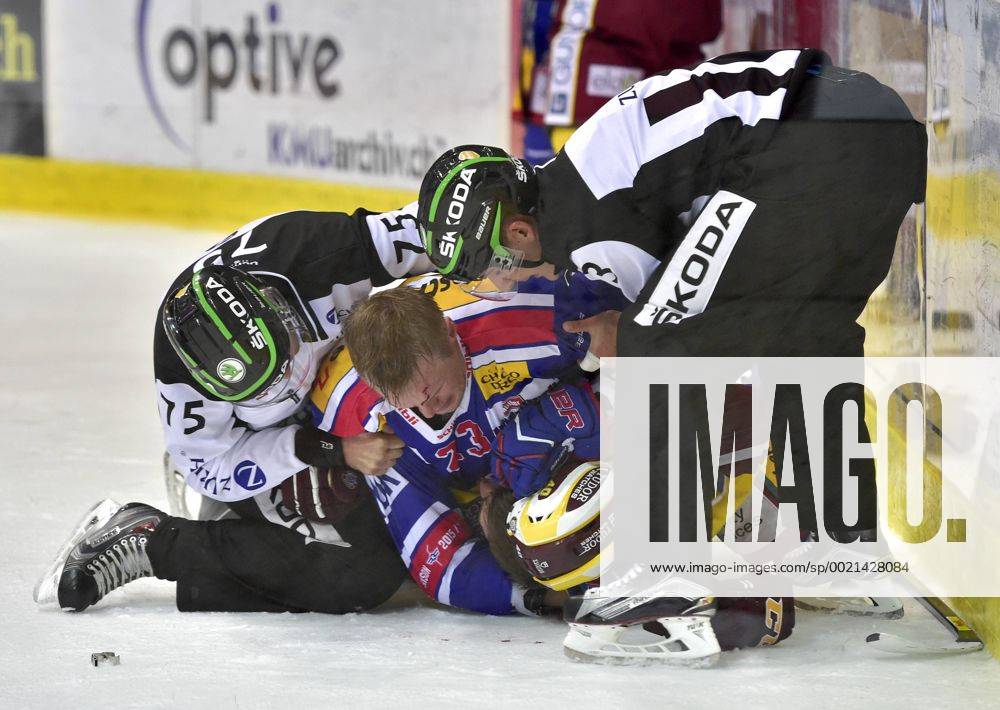 V.l.n.r. Linienrichter Roger Buergi, Tommi Santala, KF, Daniel Rubin ...