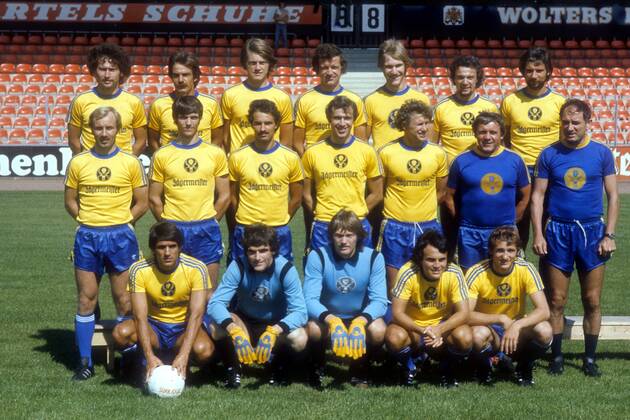 Kader Eintracht Braunschweig 1977 1978, hinten, v.li.: Paul Breitner ...