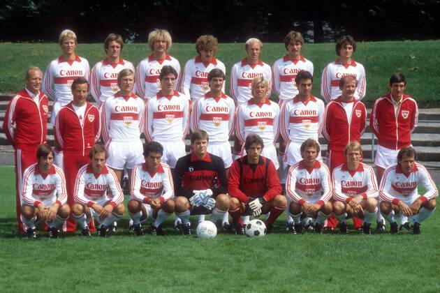 Kader VfB Stuttgart 1979 1980, hi.v.li.: Karlheinz Förster, Helmut ...