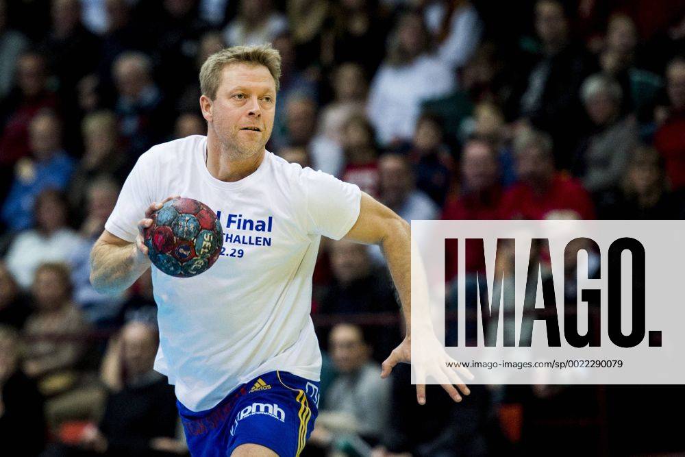 151229 Ystad IFs Daniel Svensson under en uppvisningsmatch i handboll ...