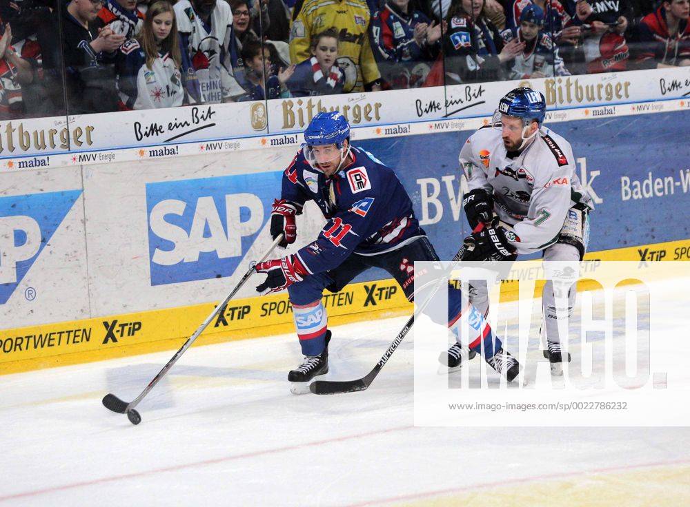 Mannheim Andrew Joudrey (Adler Mannheim) im Zweikampf mit Arvids Rekis ...