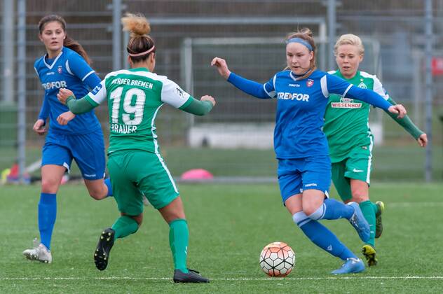 V.li.: Daniela Bräuer und Mille Gejl im Zweikampf, Duell, duel, tackle ...